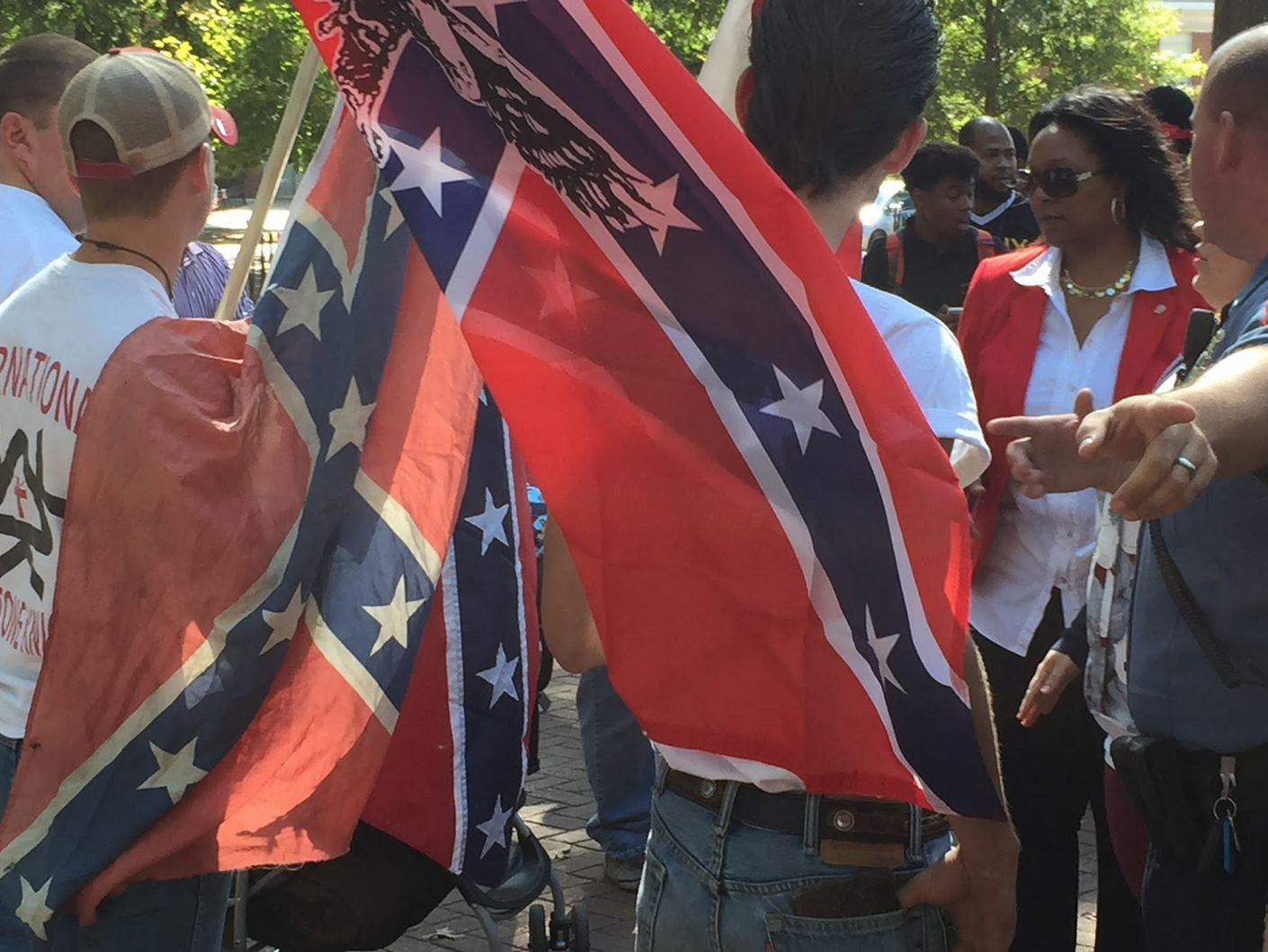 Flag-waving Southern secessionists square off against anti-Rebel flag ...